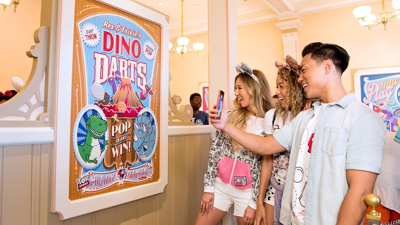 Play Disney Parks mobile app debuts at Disneyland Resort and Walt ...