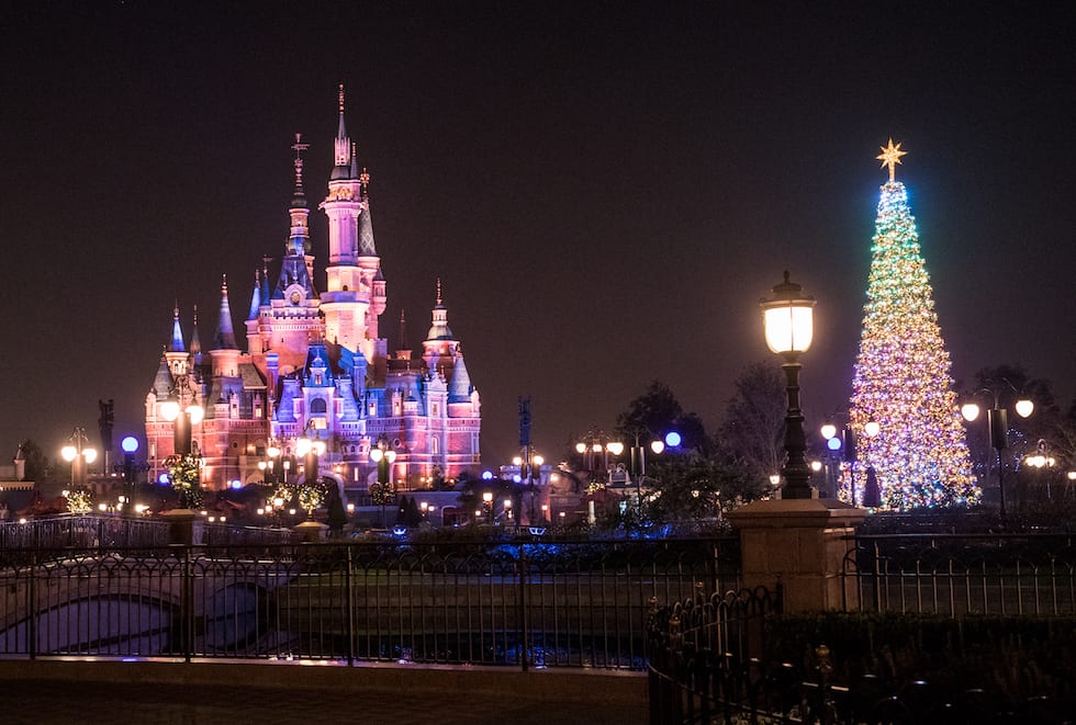 Shanghai Disney Resort kicks off Christmastime with first ‘snow’ of winter