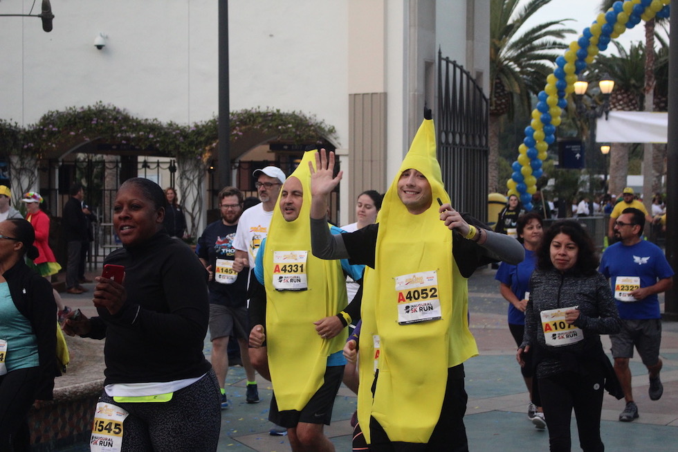 PHOTOS: Universal Studios Hollywood's 'Minion Run' 5K jump-starts ...