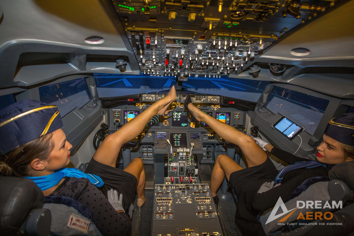 Dream Aero teaches hopeful pilots to fly a Boeing 737NG at a D.C.-area mall