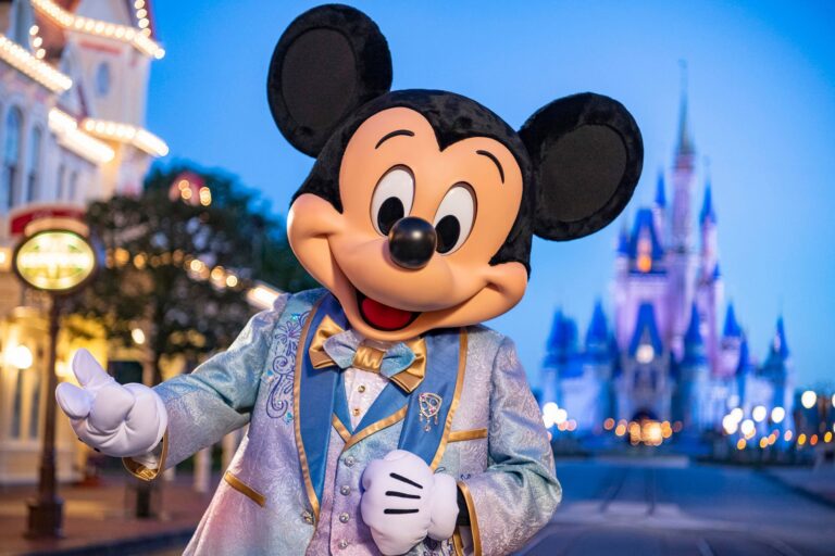 Mickey and Minnie debut new Walt Disney World 50th Anniversary outfits