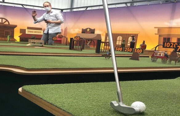 One Shot Golf: Play mini golf with the help of a robot