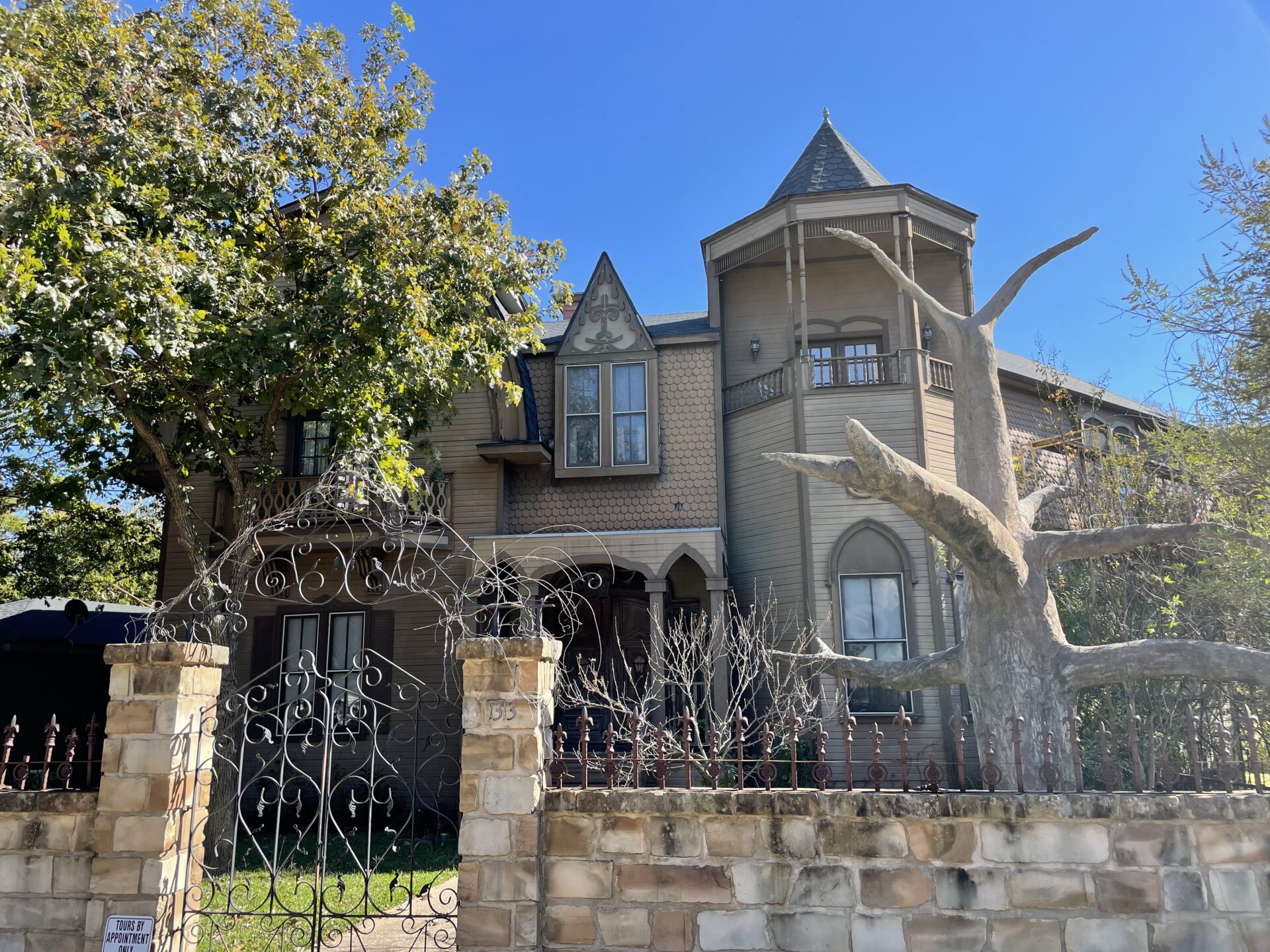 Fans of 'The Munsters' TV series recreated the iconic mansion in Texas