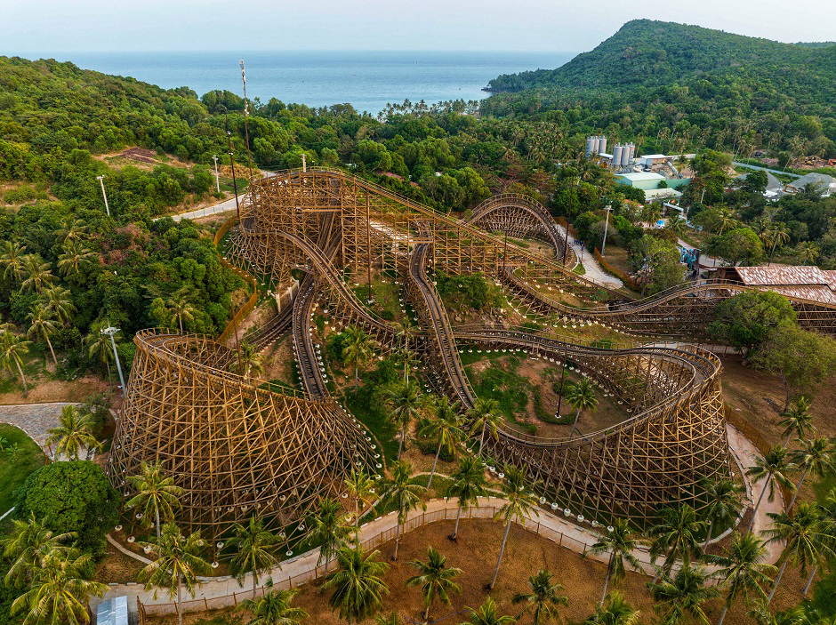 Roaring Timbers wooden coaster roars into Sun World park