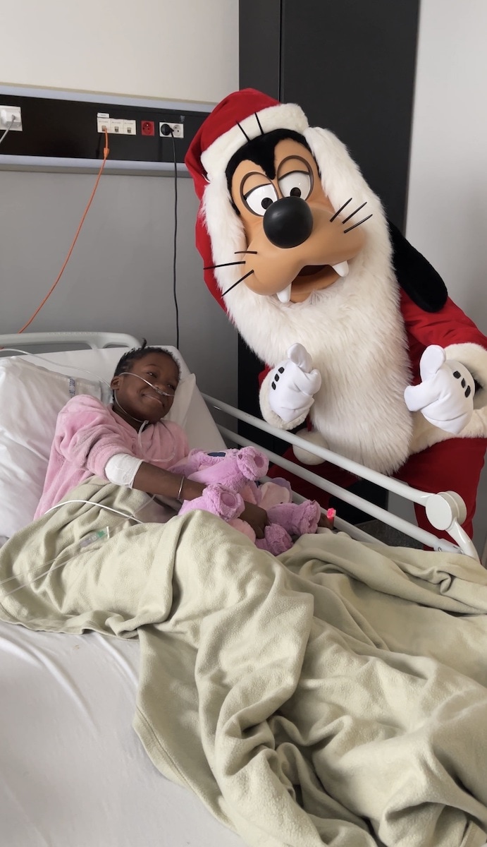Santa Goofy joins Disneyland Paris VoluntEars for hospital visit