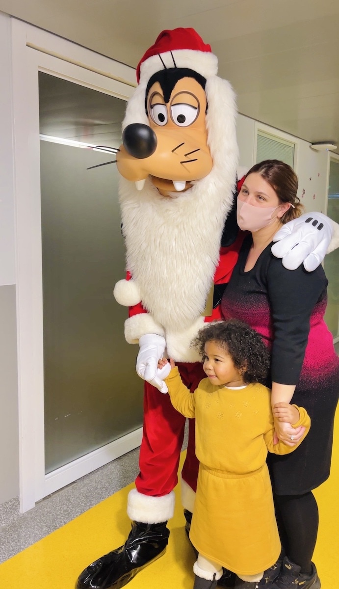 Santa Goofy joins Disneyland Paris VoluntEars for hospital visit