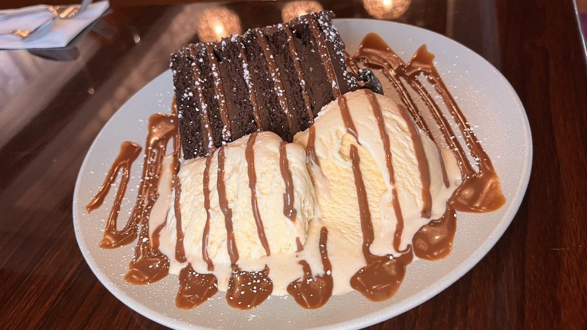 Review: Alice in Wonderland-themed White Rabbit Dessert Experience