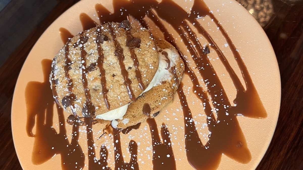 Review: Alice in Wonderland-themed White Rabbit Dessert Experience