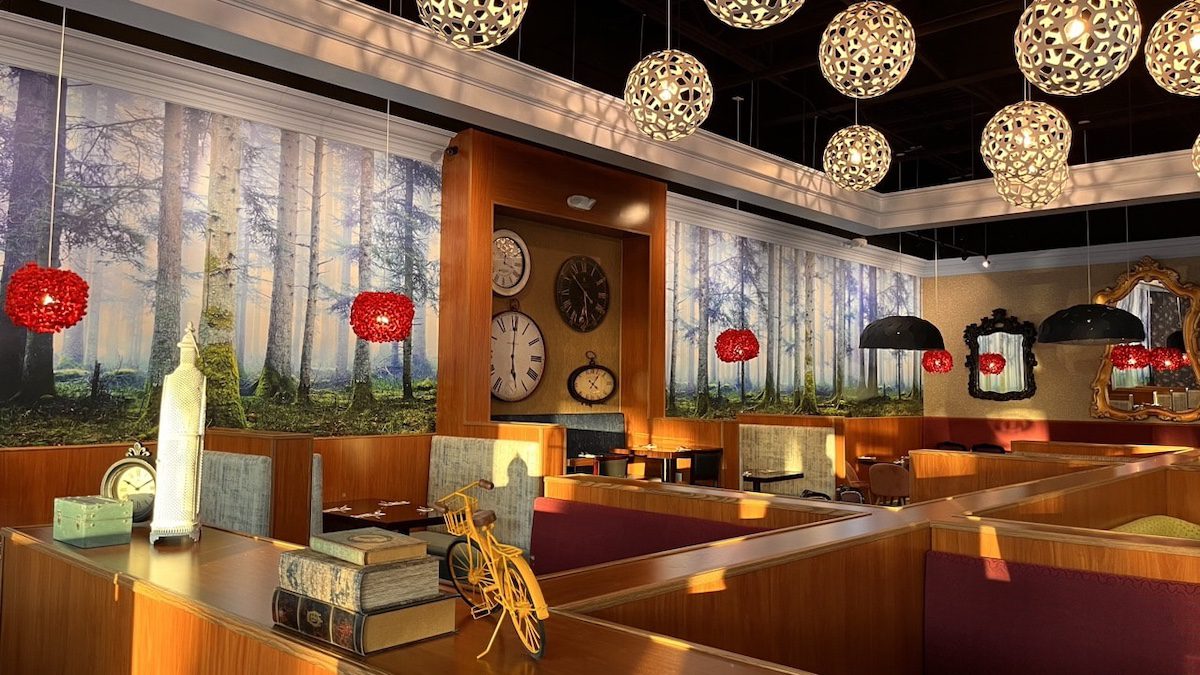 Review: Alice in Wonderland-themed White Rabbit Dessert Experience