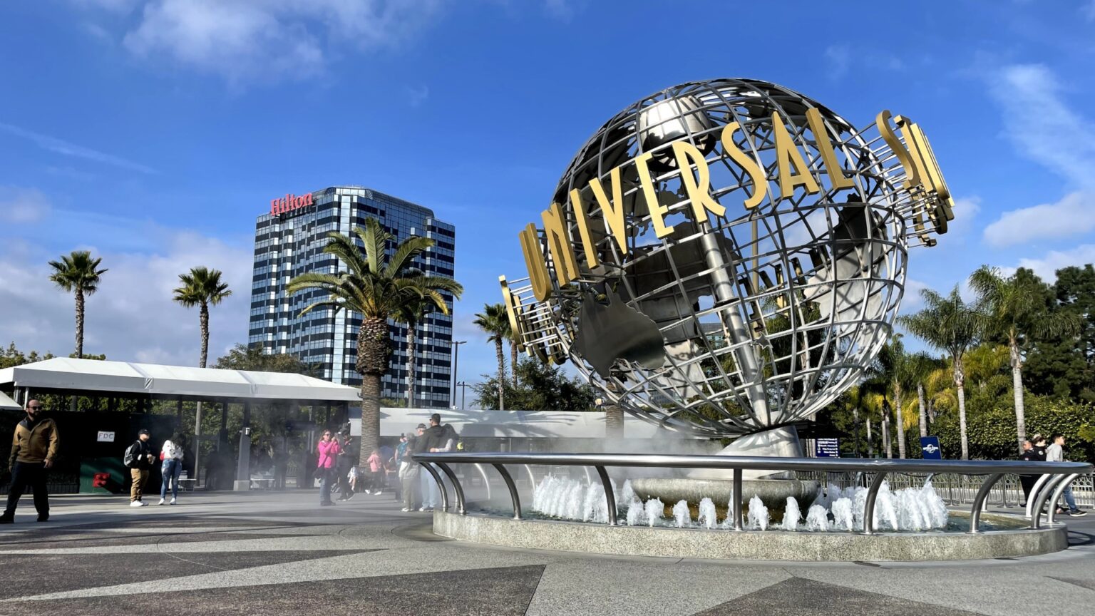 Comparing Minecraft Universal Studios Experience with Hollywood