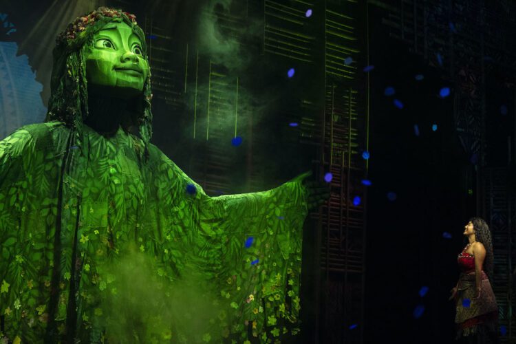 Moana show on Disney Treasure: Maui character, Te Fiti puppet