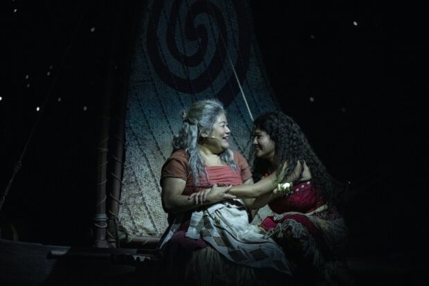 Moana show on Disney Treasure: Maui character, Te Fiti puppet