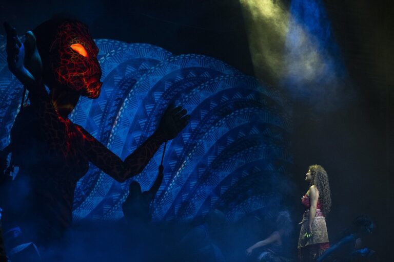 Moana show on Disney Treasure: Maui character, Te Fiti puppet