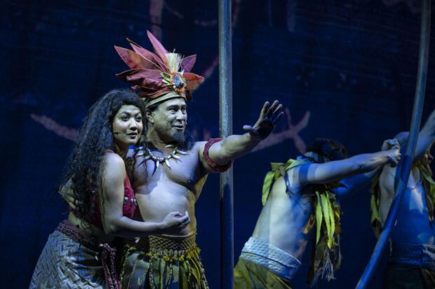 Moana show on Disney Treasure: Maui character, Te Fiti puppet