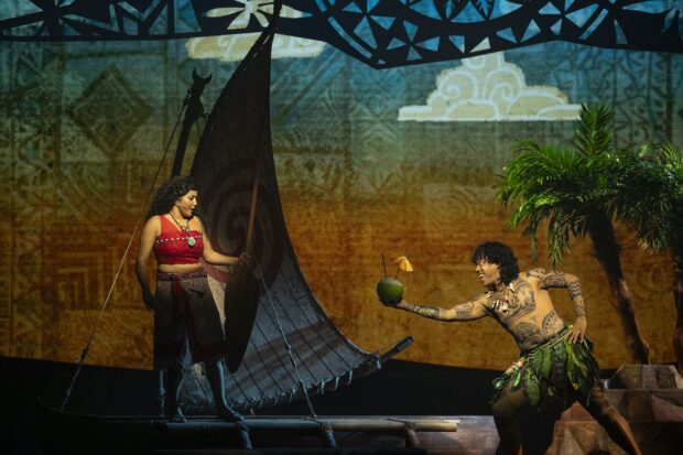 Moana show on Disney Treasure: Maui character, Te Fiti puppet