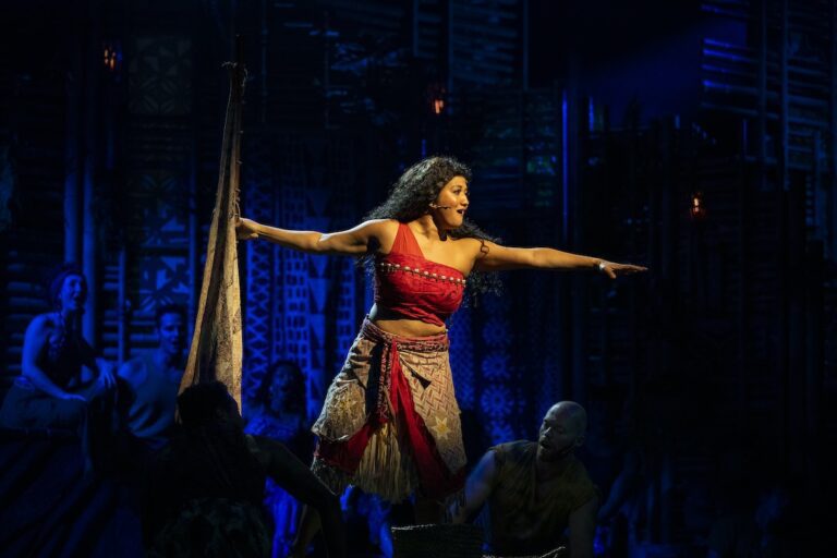 Moana show on Disney Treasure: Maui character, Te Fiti puppet