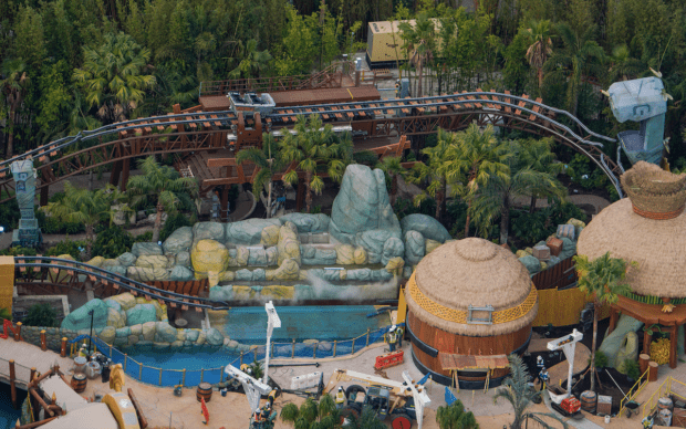 Donkey Kong coaster ride-testing with real people at Epic Universe